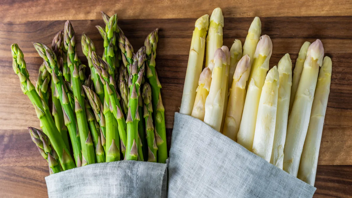 Spargelsaison: Wie gesund ist grüner und weißer Spargel eigentlich ...